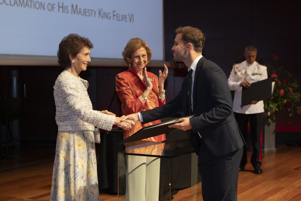 Fidel Fernández recibe el diploma al Alumno Más Sobresaliente de la ...